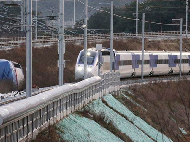 시속 170㎞ KTX 창밖으로 뛰어내린 30대 여성, 중상