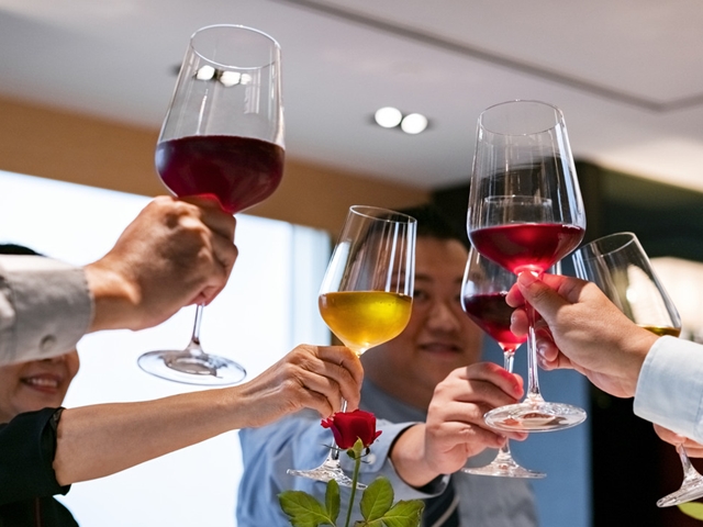 “와인잔을 두 손으로 높게 들지 말아주소서”