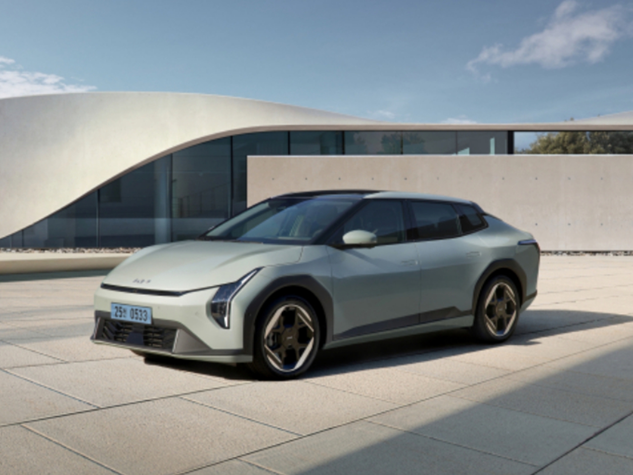 한번 충전으로 533㎞ 질주···기아 전기세단 'EV4' 출격