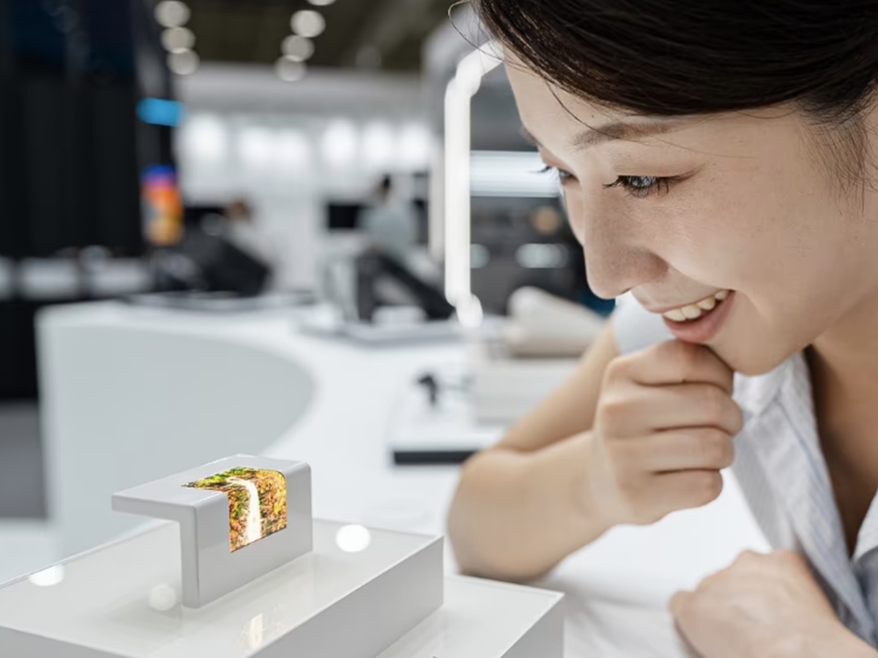 삼성D "폰보다 10배 선명한 올레도스"…LGD "세계 최고 OLED" 맞짱